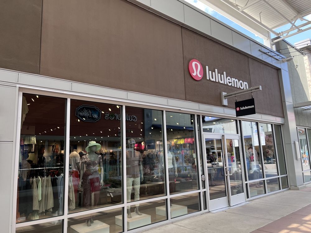LULULEMON - 13850 Steeles Avenue, Halton Hills, Ontario, Canada - Women ...