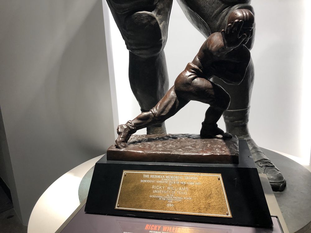 FRANK DENIUS FAMILY UNIVERSITY OF TEXAS ATHLETICS HALL OF FAME ...