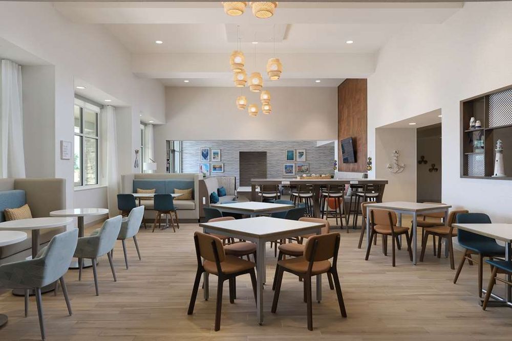 HAMPTON INN & SUITES MANISTEE WATERFRONT - 40 Photos - 101 S Lakeshore ...