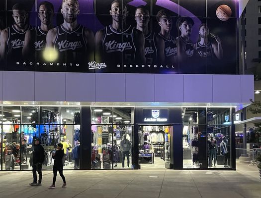 LIDS - KINGS LOCKER ROOM - Updated August 2025 - 405 K St, Sacramento ...
