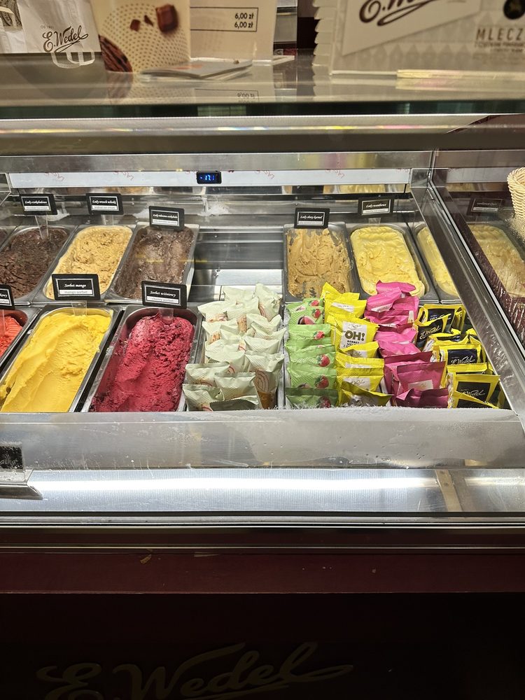 PIJALNIA CZEKOLADY E.WEDEL - Updated October 2025 - 76 Photos & 54 ...