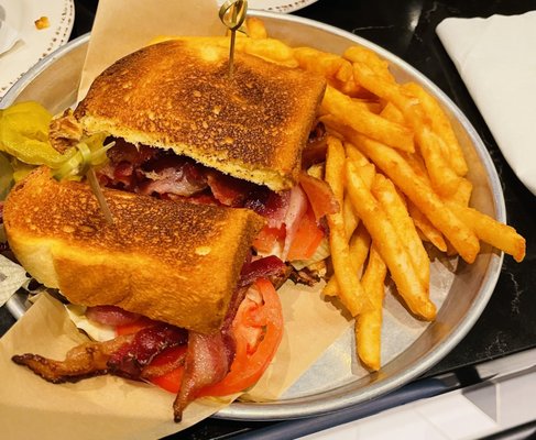 TIN LIZARD BAR AND GRILL - Updated December 2025 - 17 Photos - 2717 ...