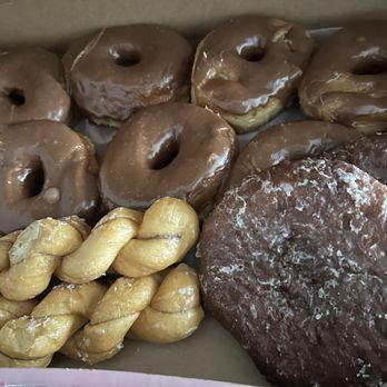 THOMAS DONUT & SNACK SHOP - Updated April 2025 - 609 Photos & 937 ...