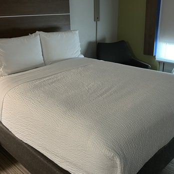 HOLIDAY INN EXPRESS & SUITES LEXINGTON DTWN AREA-KEENELAND - Updated ...