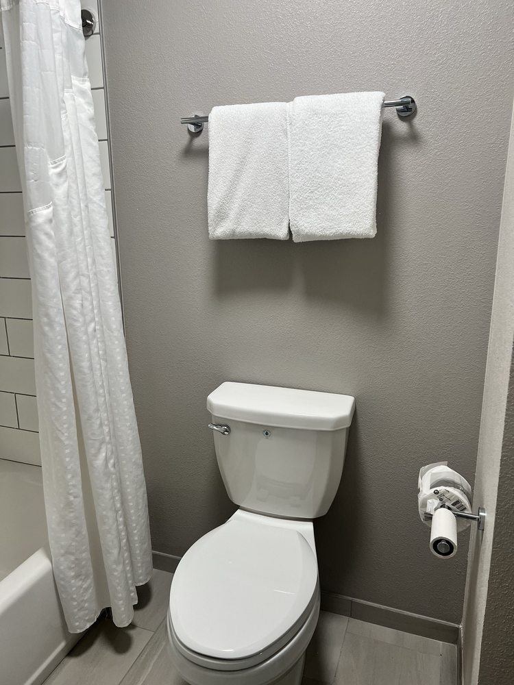 HOLIDAY INN EXPRESS & SUITES TURLOCK-HWY 99 - Updated December 2025 ...