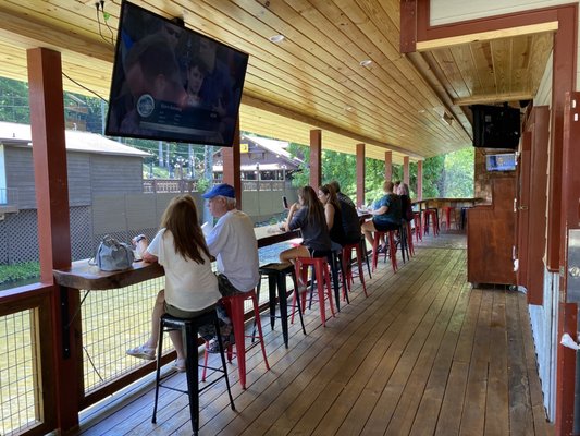 ALPINE BREW DECK - Updated June 2024 - 94 Photos & 81 Reviews - 11 River St, Helen, Georgia ...