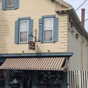 LINDT CHOCOLATE SHOP - Updated July 2024 - 16 Photos - 3 Portsmouth ...