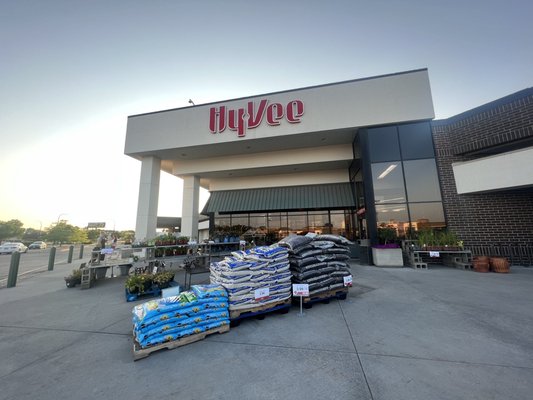HY-VEE - Updated June 2025 - 30 Photos & 31 Reviews - 1315 6th St NW ...