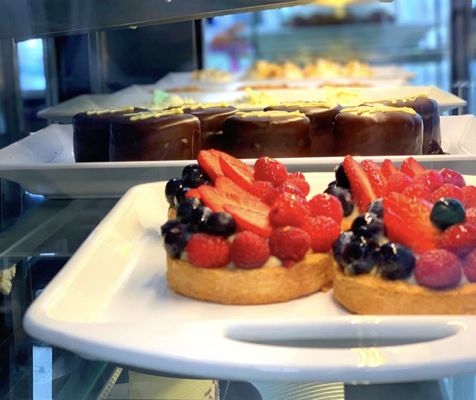 CAKE STAND DESSERTS - Updated October 2024 - 90 Photos & 61 Reviews ...