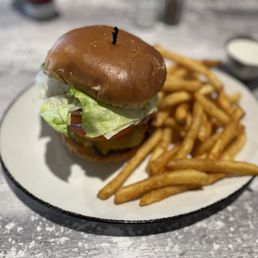 RED ROCK CAFE AND SPORTS BAR - Updated December 2025 - 182 Photos & 122 ...