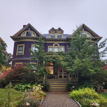 BERRY MANOR INN - Updated December 2025 - 70 Photos & 70 Reviews - 81 ...