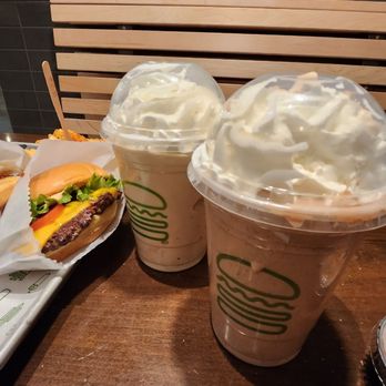 SHAKE SHACK MENLO PARK - Updated October 2025 - 107 Photos & 27 Reviews ...