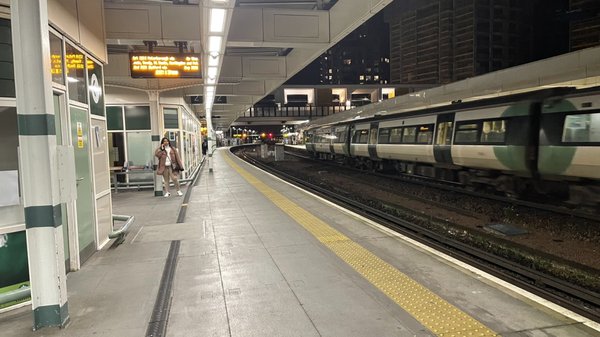 EAST CROYDON TRAIN STATION - Updated August 2025 - 18 Photos & 24 ...
