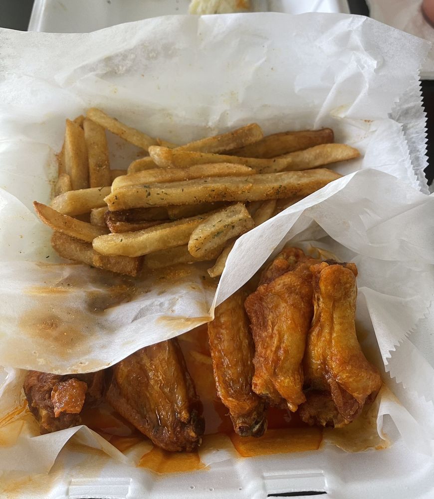 901 WINGS - Updated June 2025 - 14 Photos & 20 Reviews - 890 W Poplar ...