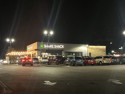 SHAKE SHACK INTERQUEST - Updated October 2025 - 34 Photos & 55 Reviews ...