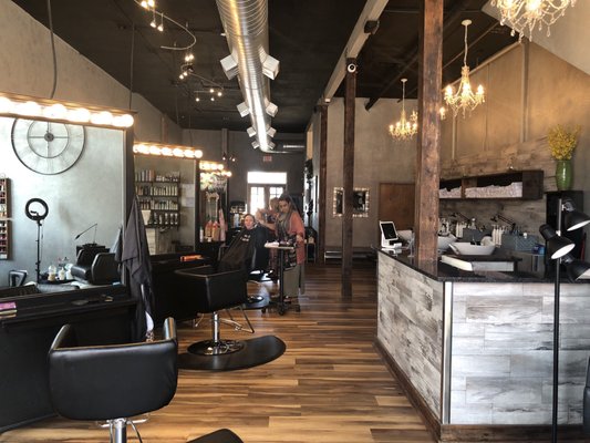 MANE SALON AND SOCIAL HOUSE - Updated August 2025 - 404 West Walnut St ...