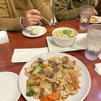 KIN THAI ZABB RICE & NOODLE - 416 Photos & 206 Reviews - 5872 Samet Dr ...