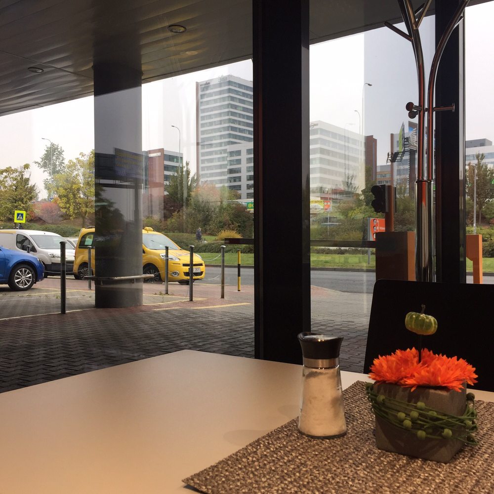 MEETING POINT CAFE - Radlická 117, Praha - 5, Czech Republic - Bistros ...