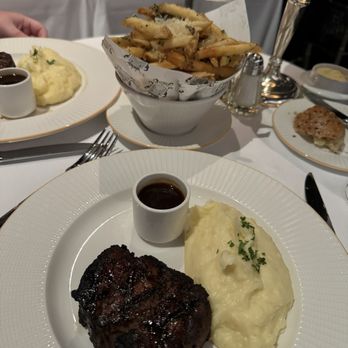 CAFE CARLYLE - Updated December 2025 - 54 Photos & 116 Reviews - 35 E ...