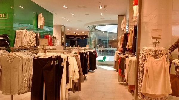 SIMONS - Updated December 2025 - 13 Photos & 10 Reviews - 50 Rideau ...