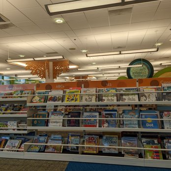 ELMHURST PUBLIC LIBRARY - Updated December 2025 - 82 Photos & 92 ...