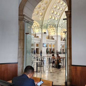 SHAKE SHACK UNION STATION - Updated May 2025 - 373 Photos & 368 Reviews ...
