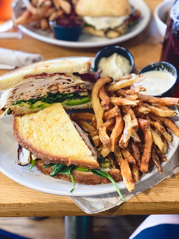 TRAPPEZE PUB - Updated January 2025 - 290 Photos & 558 Reviews - 269 N ...