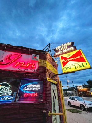 STADIUM INN - Updated October 2025 - 20 Photos & 94 Reviews - 1701 E ...