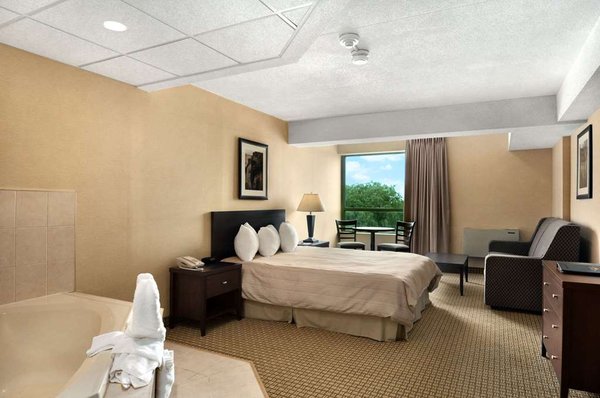 DAYS INN-LUNDY’S LANE RESORT - Updated October 2025 - 17 Photos & 25 ...