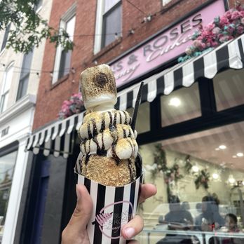 BUNS & ROSES CHIMNEY CAKES - Updated August 2024 - 100 Photos & 40 ...