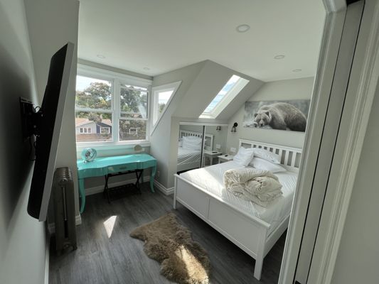 UPPER BEACHES BNB - Updated December 2025 - 10 Photos - 338 Coxwell ...