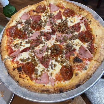 BOOTLEGGERS PIZZA PARLOR - Updated December 2024 - 158 Photos & 216 ...