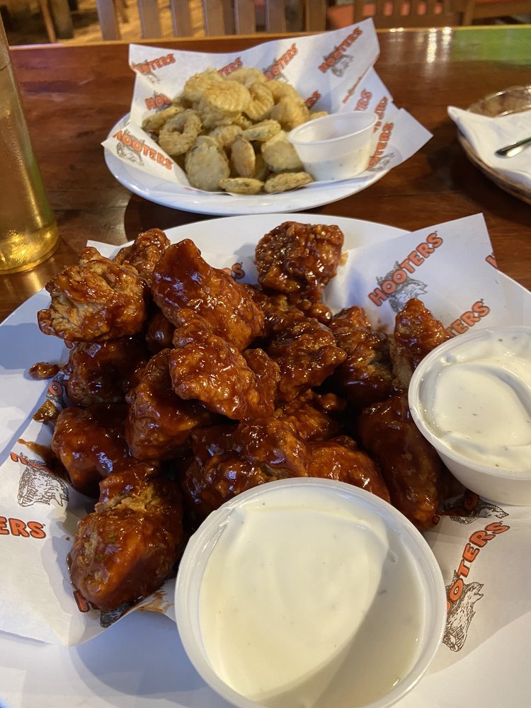 HOOTERS - 41 Photos & 102 Reviews - Sports Bars - 280 Adelaide Street W ...