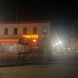 HOOTERS - Updated July 2025 - 620 Photos & 640 Reviews - 61-09 190th St ...