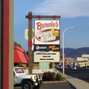 BERNIE’S BURGERS N SUDS - 17 Photos & 22 Reviews - 603 N Wenatchee Ave ...