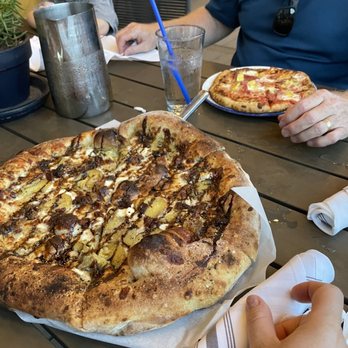 THE HALL’S PIZZA KITCHEN - Updated May 2024 - 774 Photos & 615 Reviews ...