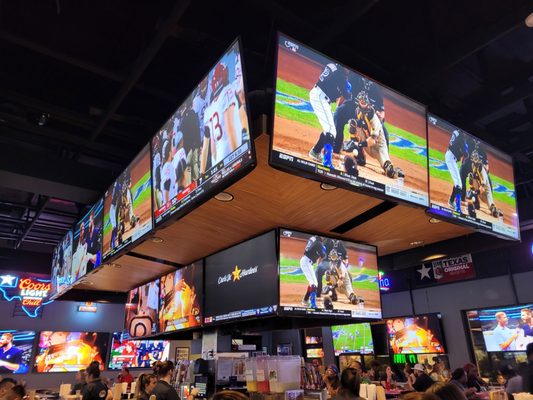 PLUCKERS WING BAR - CITYVIEW - 54 Photos & 48 Reviews - 5601 SW Loop ...