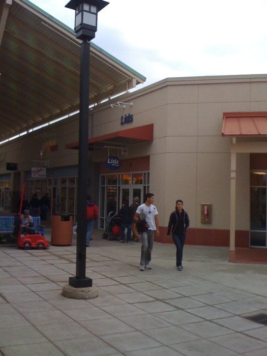 LIDS - Updated November 2024 - 1650 Premium Outlet Blvd, Aurora ...