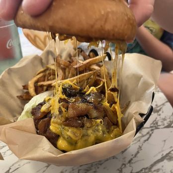 THE BURGER DIVE - Updated April 2025 - 360 Photos & 678 Reviews - 114 N ...