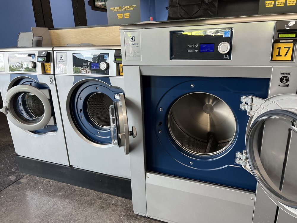 PUR LAUNDRY - Updated October 2025 - 19 Photos - 3916 N Division St ...