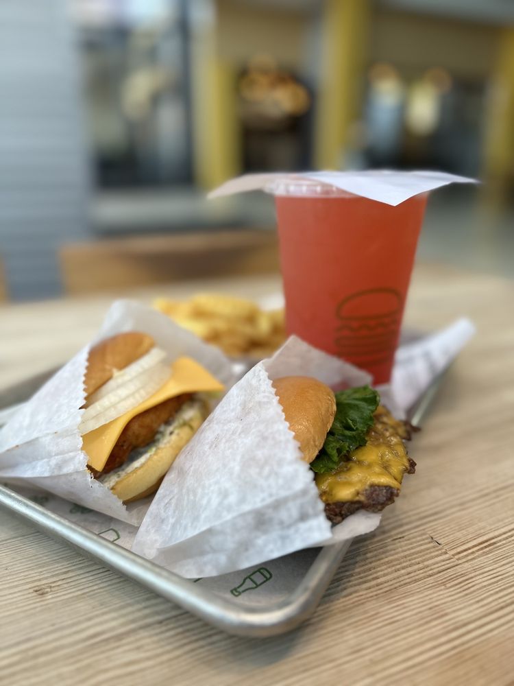 SHAKE SHACK GARDEN STATE PLAZA - Updated August 2025 - 475 Photos & 283 ...