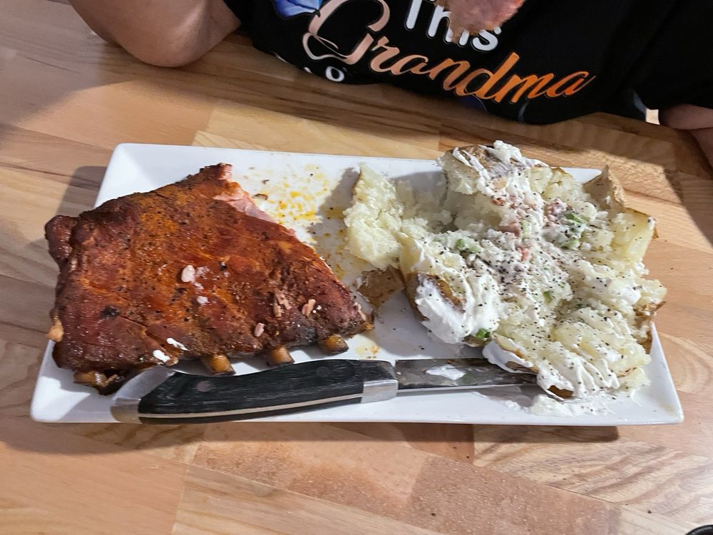 SNOWFLAKE SMOKEHOUSE BAR AND GRILL - Updated July 2025 - 12 Photos & 25 ...