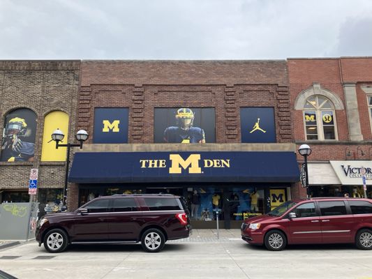 THE M DEN ON CAMPUS - Updated November 2025 - 35 Photos & 32 Reviews ...