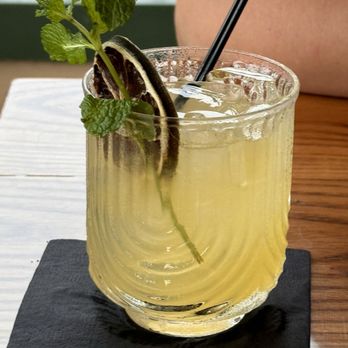 THE PEACH HOUSE - Updated January 2025 - 19 Photos - 733 E Palmetto St ...