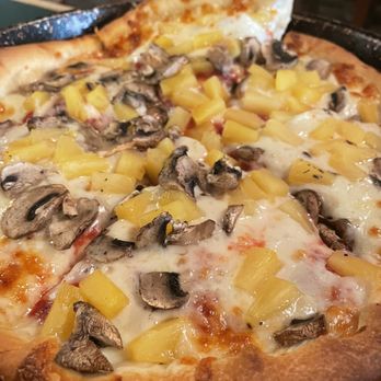 BUGSY’S PIZZA RESTAURANT & SPORTS BAR - Updated August 2024 - 210 ...