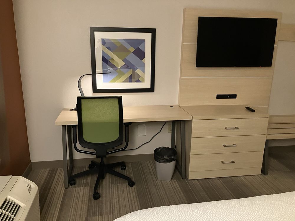 HOLIDAY INN EXPRESS & SUITES MEDFORD - Updated January 2026 - 63 Photos ...