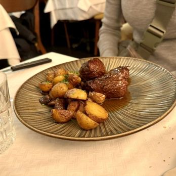 BISTRO VOLNAY - Updated December 2025 - 32 Photos & 34 Reviews - 8 Rue ...