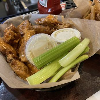 SIDELINES BEER HOUSE - Updated December 2025 - 43 Photos & 113 Reviews ...