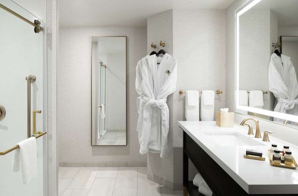 THE AXIS MOLINE HOTEL, TAPESTRY COLLECTION BY HILTON - Updated May 2026 ...