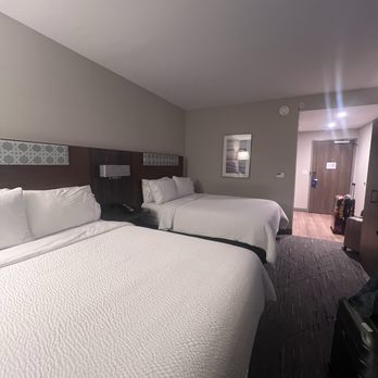 HOLIDAY INN EXPRESS - Updated December 2025 - 26 Photos - 995 Shorewood ...